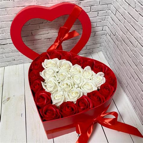 Alena Buket Gmr Krd Шикарнейший букет в бархатной шляпной коробке из 45 мыльных роз😍😍😍 Очень