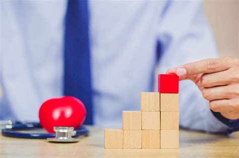 사업가의 손을 가까이 단계로 나무 블록을 쌓아 비즈니스 성장 성공의 개념 개념에 대한 스톡 사진 및 기타 이미지 개념 개발 건강한 생활방식 Istock