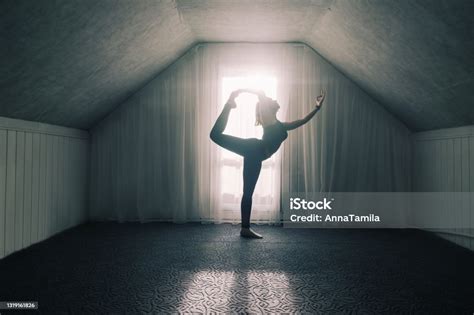 젊은 유연한 여성 스트레칭 하 고 아침 요가 운동 근처 큰 창 근처 집에서 가냘픈에 대한 스톡 사진 및 기타 이미지 가냘픈 균형 러시아 Istock