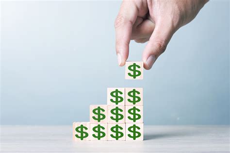 녹색 달러 기호 블루 톤으로 나무 블록 입방 스태킹 단계 비즈니스 성장 성공 프로세스 개념에 대한 스톡 사진 및 기타 이미지 개념 개발 건축하기 Istock