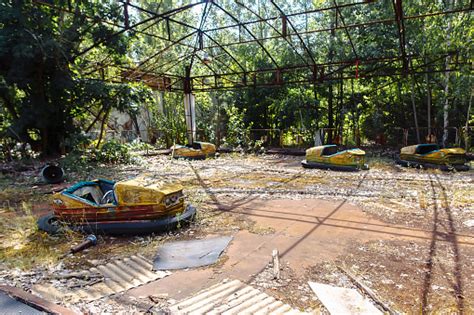 체르노빌 배제 구역의 유령 도시 프리피야트의 명소 공원에서 버려진 어뮤즈먼트 카 라이드 관람차에 대한 스톡 사진 및 기타 이미지 관람차 교육 던지기 Istock