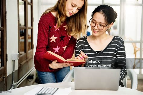 프렌즈 발허리뼈와 요리법도 공유 홈워크 토킹 컨셉입니다 계획에 대한 스톡 사진 및 기타 이미지 계획 공유 개념 교육 Istock