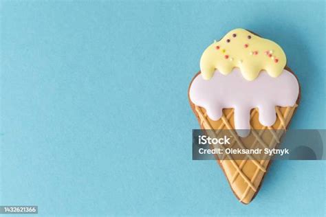 파스텔 색상이 장식 된 아이스크림 모양의 수제 진저 브레드 쿠키 빈티지 세련된 생일 패스트리 배경 텍스트를위한 여유 공간 파란색 배경의 평평한 누워 생일에 대한 스톡 사진