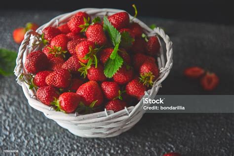 검은 배경에 잘 익은 빨간 딸기 흰색 바구니에 딸기 신선한 딸기 아름다운 딸기 다이어트 음식 건강하고 비건 공간을 복사합니다 건강한 식생활에 대한 스톡 사진 및 기타 이미지
