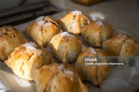 반죽에 구운 사과 만들기 위에 흰 설탕을 곁들인 맛있는 뜨거운 패스트리 아이템 반죽 주식에 대한 스톡 사진 및 기타 이미지