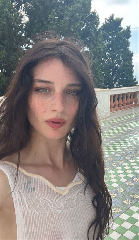 Alice Pagani Dark Hair Pale Skin Pale Makeup Beauty Inspiration