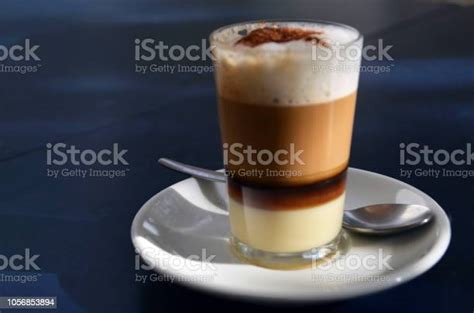 집 광 하는 우유와 어두운 배경에 주류 분리 된 레이어와 전통적인 Canarian 커피 Barraquito 0명에 대한 스톡