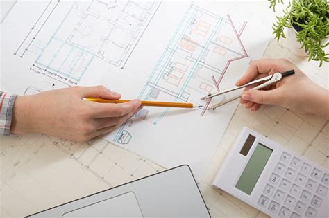 청사진 부동산 프로젝트에 종사하는 건축가 건축가 작업장 건축 프로젝트 청사진 통치자 계산기 노트북 및 칸막이 나침반 건설 개념 엔지니어링 도구 가까운에 대한 스톡 사진 및