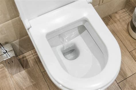 화장실에 흰색 변기 그릇 플러시 화이트 화장실의 근접 촬영 보기 변기에 물이 소용돌이 칩니다 0명에 대한 스톡 사진 및 기타 이미지 Istock