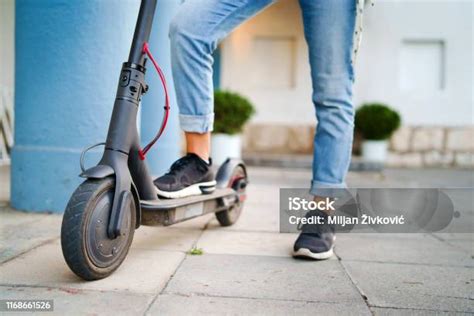 여름날 청바지와 운동화를 입고 포장도로에 전기 킥 스쿠터에 서있는 여성 다리 발을 닫습니다 전기 스쿠터에 대한 스톡 사진 및 기타 이미지 Istock