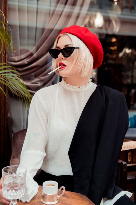 Париж красный берет девушка в кафе Donne Che Fumano Donne