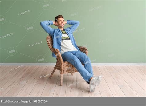 Мужик сидит на кресле 82 фото