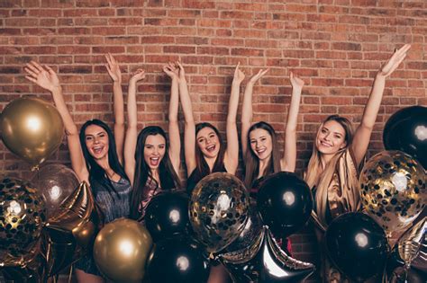 멋지게 보이는 멋진 회사 매력적인 아름 다운 쾌활 한 명랑 한 황홀 행복 한 숙 녀는 산업 벽돌 벽에 고립 된 손을 양육 하는 데 재미 공휴일에 대한 스톡 사진 및 기타