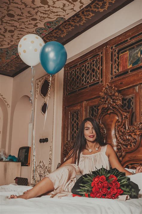 ژست عکاسی در آتلیه کادرو