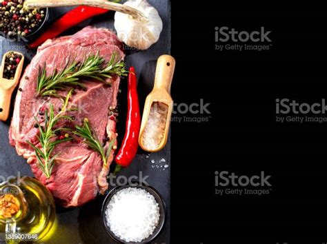 나무 숟가락에 향신료와 함께 생 쇠고기 스테이크의 조각 어두운 배경에 로즈마리와 0명에 대한 스톡 사진 및 기타 이미지 0명