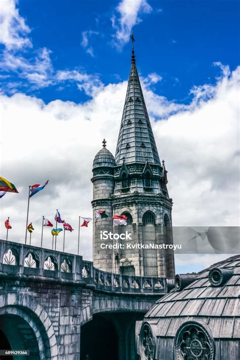 묵의 우리의 숙 녀와 하늘에 대 한 다른 국가의 깃발 성당 루르 드 프랑스 오 트 피레네 산맥 0명에 대한 스톡 사진 및 기타