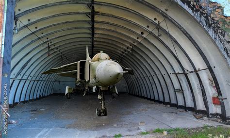 Eine Alte MIG 23 Der DDR Luftwaffe Steht In Einem Hangar Stock Photo Adobe Stock