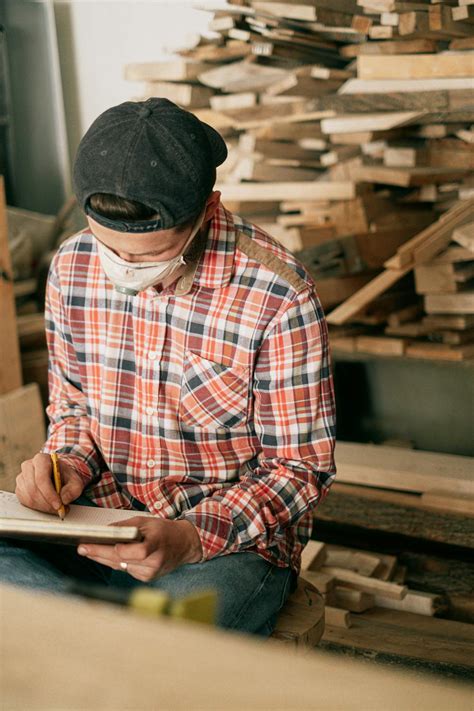 실내 Diy 가구 가구 마무리 장치 가구 만들기 가족 사업 건설 건축하다 격납고 계획하는 공예 공예가 기계 기술 나무 나무 판자 남성 남자