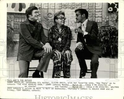 1976 Press Photo Sammy Davis Jr Mother Elvira Davis On The Mike