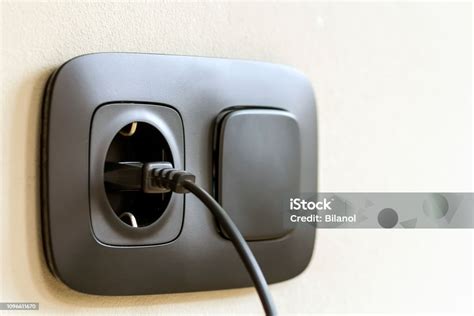 블랙 파워 코드 케이블 흰색 석고 벽에 유럽 벽 콘센트에 연결 0명에 대한 스톡 사진 및 기타 이미지 0명 배경 주제 사진 이미지 Istock