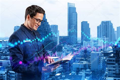 Un Joven Comerciante Guapo Oriental En Traje Examinar Sus Notas Para