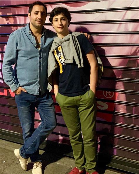 تصویری از امیر حسین رستمی در کنار پسرش