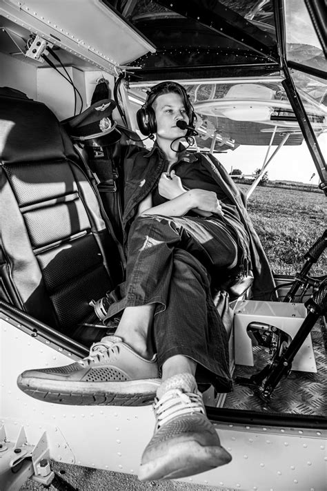 Девушка и самолёт Пикабу