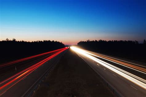 무료 사진 아스팔트 하늘 도시 고속도로 고속 숲 교통 수송