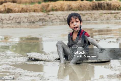 귀여운 행복한 아시아 어린 소년은 놀이터에서 진흙 속에서 노는 것을 즐깁니다 몬테소리 학교에서 자연에서 배우는 어린이 자연과 교육 개념 2 3 살에 대한 스톡 사진 및 기타