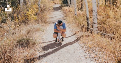 스케이트보드를 타고 비포장 도로를 달리는 남자 사진 Unsplash의 무료 부성애 이미지