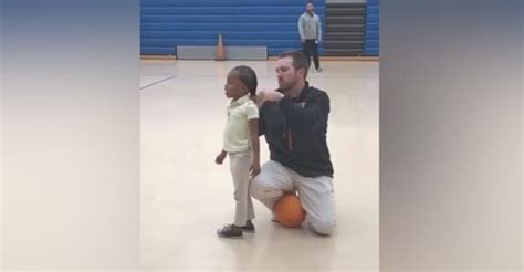 El Entrenador Se Acerca A Una Alumna Sin Saber Que Era Grabado Y La Madre Ver A El V Deo