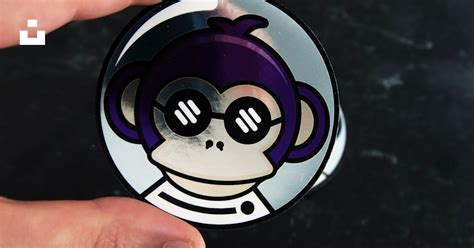 만화 얼굴로 검은 색과 보라색 물체를 들고있는 손 사진 Unsplash의 무료 영국 이미지