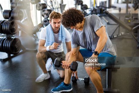 건강을 유지하기 위해 개인 트레이너와 함께 체육관에서 운동하는 남자를 맞 춥니 다 스포츠 사람 개념 남자에 대한 스톡 사진 및 기타 이미지 Istock