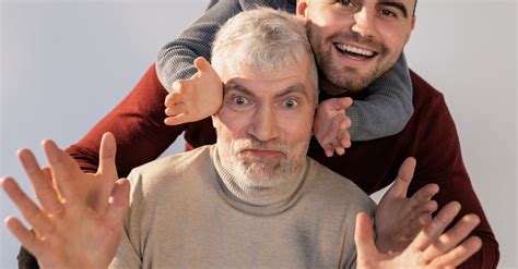 가족 가족 가치 가족 관계 가족 본딩 가족 역학 가족 유산 가족 초상화 가족의 단합 가족의 유대 가족의 즐거움 고령자 귀여운 긍정적 인 감정 남자