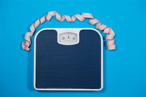 바닥 비늘과 파란색 배경 상단 보기에 센티미터 측정 테이프 저울에 대한 스톡 사진 및 기타 이미지 저울 운동 건강한 생활