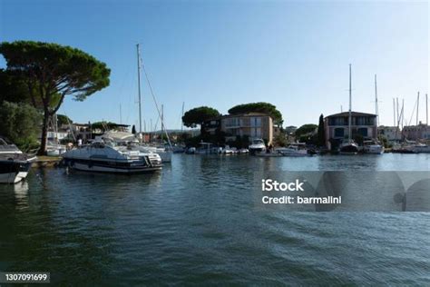 여행 및 휴가 목적지 포트 그리마우드 바르 프로방스 프랑스 리비에라 프랑스의 주택 지붕 운하 및 보트의 전망 0명에 대한 스톡 사진 및 기타 이미지 Istock