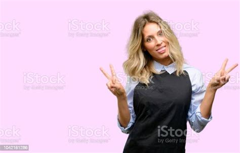 영 통을 보여주는 고 손가락으로 서명 승리 카메라 보고 검은 앞치마를 입고 소유자가 게 검안에 대한 스톡 사진 및 기타 이미지 검안 구멍 귀여운 Istock