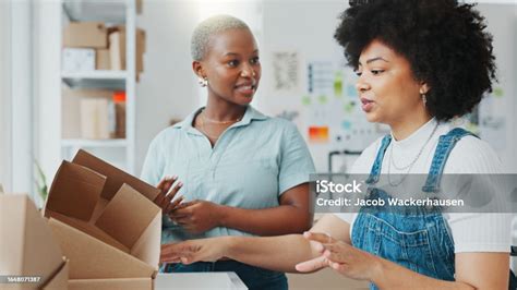 여성 디지털 태블릿 및 물류 사무실의 전자 상거래 배송 상자 창의적인 스타트 업 및 전자 상거래 소매 회사 미소 행복하고 말하는