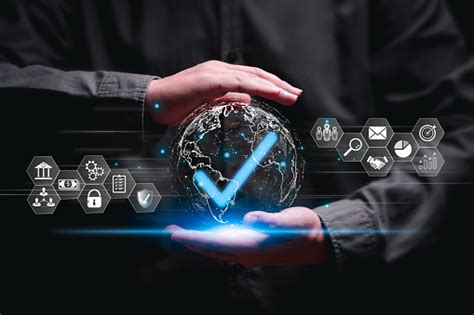 비즈니스 업무 개념과 인터넷 연결에 대한 글로벌 표준 및 품질 관리 사업가는 세계 비즈니스 마케팅 아이콘 및 비즈니스의 표준 품질 목표에 체크 표시를 표시합니다 가상현실에