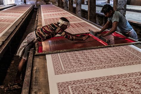 인도 자이푸르 근처의 스크린 인쇄 공장에서 일하는 남자들 실크 스크린에 대한 스톡 사진 및 기타 이미지 실크 스크린 18 19세 25 29세 Istock