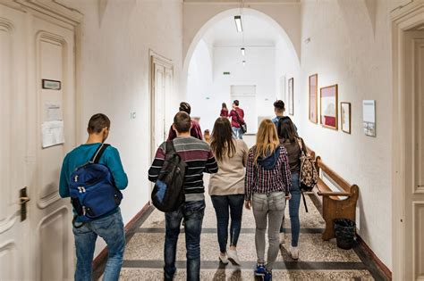 Spinse La Compagna Di Classe Dalle Scale A Pistoia Condannati I