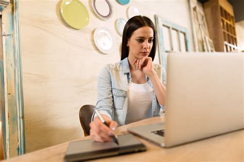 디지털 드로잉 태블릿 및 펜으로 작업하는 그래픽 디자이너 20 29세에 대한 스톡 사진 및 기타 이미지 20 29세 개발 그래픽 디자이너 Istock