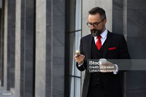 코카서스 사업가 들고 테이크 멀리 커피 컵 보고 그의 오래 된 패션 포켓 시계 외부 아파트 에 가기 전에 일 하러 가기 전에 회중시계에 대한 스톡 사진 및 기타 이미지