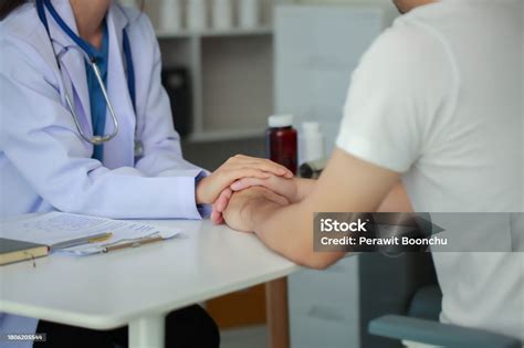 의사가 병원에서 환자와 대화하고 의사는 환자가 치료 전에 이해할 수 있도록 다양한 질병 및 치료 방법에 대한 정보를 자세히