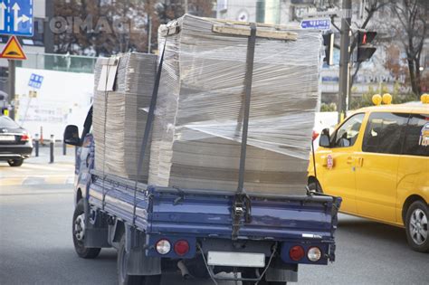 유토이미지 화물을 가득 싣고 가는 트럭