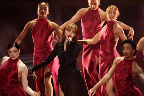 Bangkok Post Lisa Sings Tribute To James Bond At The Oscars