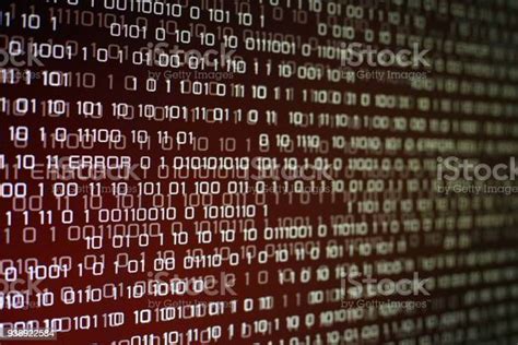 오류 메시지와 함께 컴퓨터 화면에 빨간색 이진 코드입니다 문제 인터넷 비즈니스 연결 기술 및 현대 컴퓨터 개념 개념에 대한 스톡 사진 및 기타 이미지 Istock