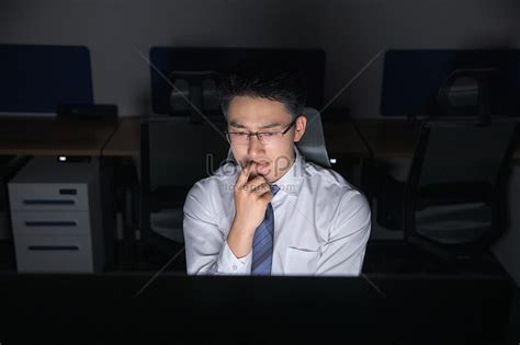 직장인 사무직 근로자가 밤늦게까지 일합니다 사진 무료 다운로드 Lovepik