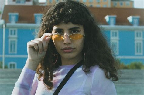 Premium Photo Portrait Of Young Woman Wearing Sunglasses