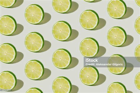 밝은 흰색 배경에 고립 된 라임 조각으로 만든 질감 여름 그림자감귤류 의 패턴 창조적 인 음식 개념 플랫 레이 상단 보기 배경 주제에 대한 스톡 사진 및 기타 이미지